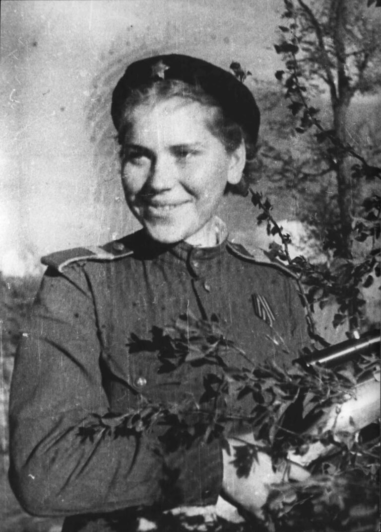 Smart, Beautiful, and Deadly: 19-Year-Old Soviet Sniper Roza Shanina ...